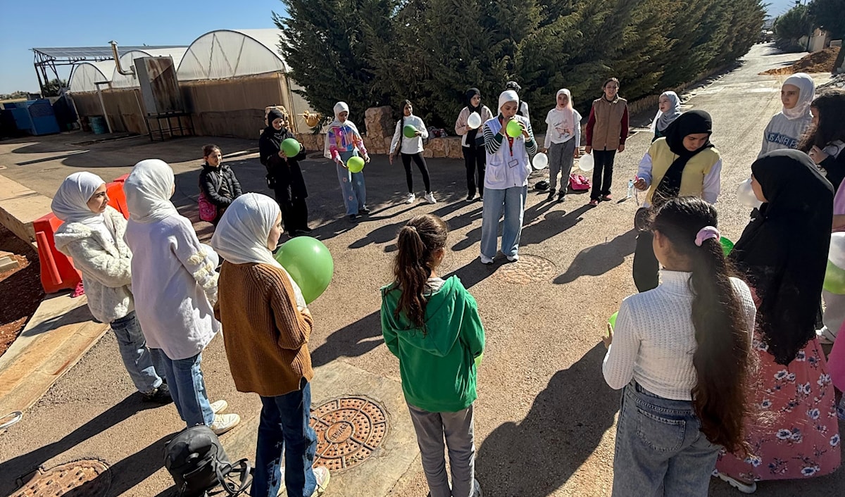 هل يمكن لطفلٍ يحمل أقلام تلوين أن يساهم في تعافي مجتمع؟